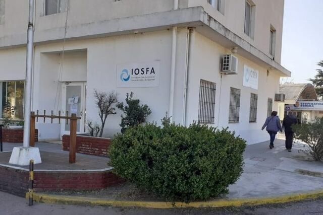 Afiliados de IOSFA fueron a reclamar a la sede local por la grave ...